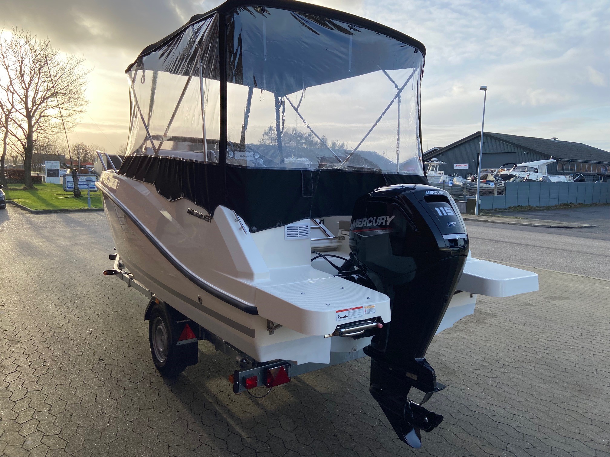 Quicksilver Activ 555 Cabin m/Mercury F115 hk og Brenderup trailer ...